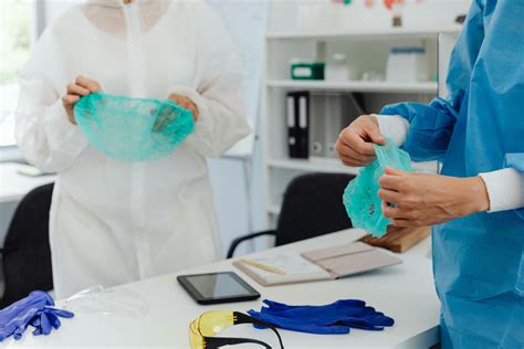 간호사 감염 관리 감염 예방 강아지 건강 건강 전문가 격리 고글 공공 안전 공중 위생 과학 남자 대머리 마스크 멸균 된 멸균 환경 바이러스 보호