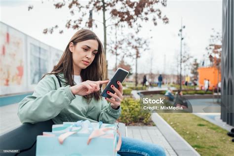 쇼핑과 그물 서핑 후 휴식을 취하는 아름다운 여자의 초상화 25 29세에 대한 스톡 사진 및 기타 이미지 25 29세 관광객 도시 Istock