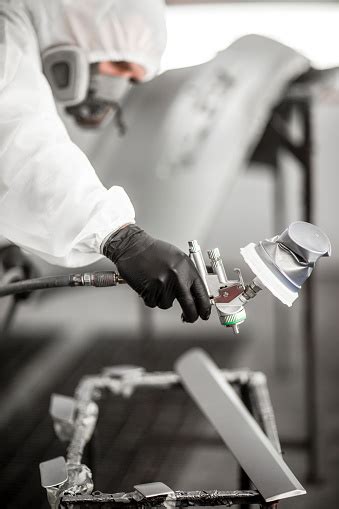 자동차 본체 상점에서 스프레이 건으로 자동차 부품에 페인트를 적용하는 페인팅 기술자 그림 그리기에 대한 스톡 사진 및 기타 이미지 그림 그리기 차 페인트 Istock