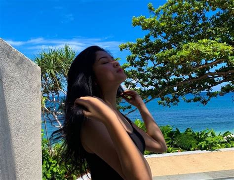 Yoriko Angeline Nikmati Waktu Liburan Di Pantai