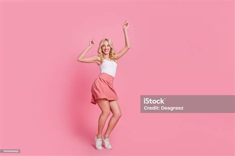 핑크 파스텔 색상 배경 위에 고립 된 매력적인 얇은 쾌활한 소녀 춤추는 움직이는 휴식의 전체 길이 몸 크기보기 20 24세에 대한 스톡 사진 및 기타 이미지 Istock