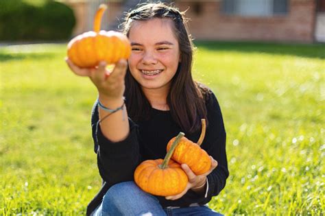 세 가지 항목 히스패닉 미국 사진 시리즈를 들고 젊은 청소년 여성 10 11세에 대한 스톡 사진 및 기타 이미지 10 11세