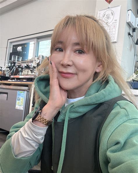 이상아💙lsa 고객님들 수다 중… 난 숨어서 셀카… 배에선 꼬르륵 ㅋㅋㅋ Instagram