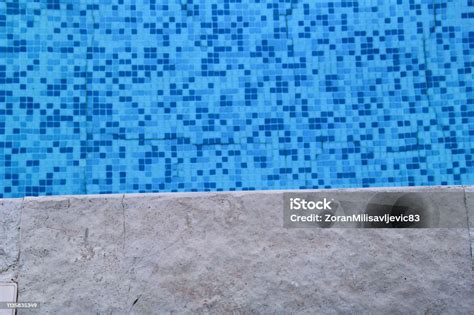 블루는 포장의 가장자리와 열 대 리조트 수영장에서 물이 찢 어 수영장 바닥 배경의 일부입니다 맑은 밝은 파란색 수영장 물 잔물결 태양 반사 수영장의 표면 0명에 대한 스톡