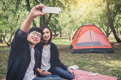 행복 한 부부는 자연에 캠핑 스마트폰 캠핑 여행 관광 하이킹 그리고 사람들 개념으로 미소의 촬영 한 Selfie를 복용 2명에 대한 스톡 사진 및 기타 이미지 Istock