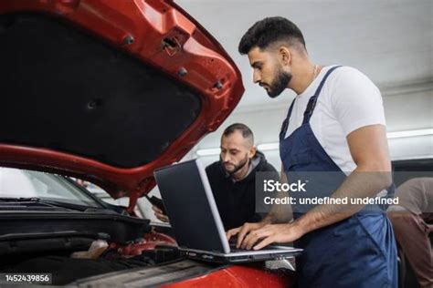 젊은 수염 남자 동료 자동차 기술자 정비사 수리 자동차 엔진 문제 20 24세에 대한 스톡 사진 및 기타 이미지 20 24세 25 29세 건강 진단 Istock