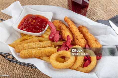 스낵 플래터 감자 튀김 스프링 롤 튀긴 소시지 치킨 너겟 터키 식 과자 양파 링 접시에 감자 크로켓 가득 찬에 대한 스톡 사진