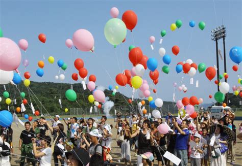 風船に思いを乗せて 日本経済新聞