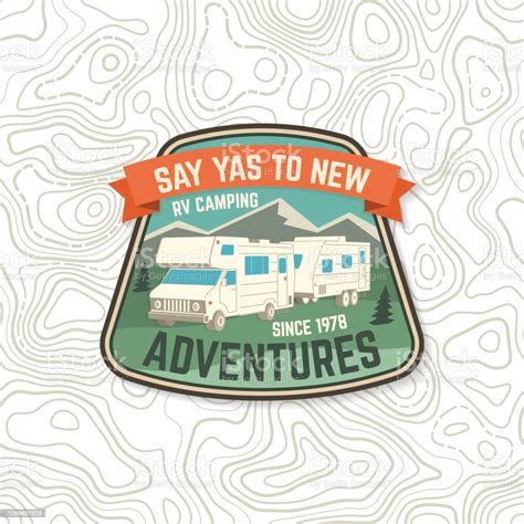 캠핑 벡터 셔츠 또는 엠블럼 인쇄 스탬프 또는 티에 대한 개념 3d 오프로드 자동차와 포레스트 실루엣의 빈티지 타이포그래피 디자인 복고풍에 대한 스톡 벡터 아트 및 기타