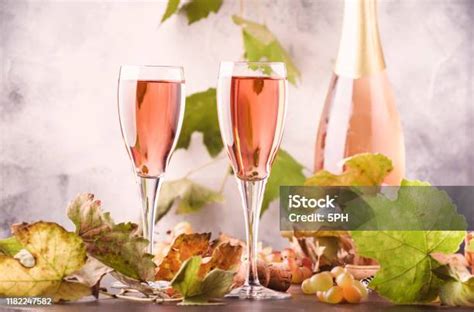 로즈 핑크 샴페인 안경 병 회색 배경 와인 시음 컨셉 카피 스페이스 분홍 포도주에 대한 스톡 사진 및 기타 이미지 분홍 포도주 샴페인 와인 개념 Istock