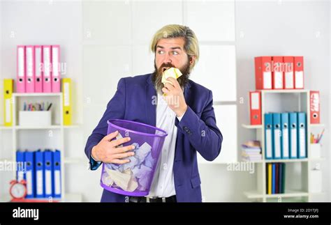 Man Digging In Garbage Can Hi Res Stock Photography And Images Alamy