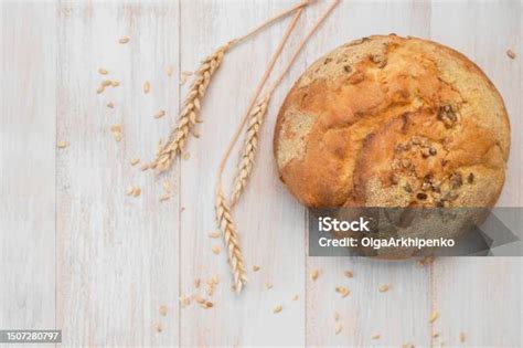 신선한 흰색 둥근 클래식 밀 빵 밀 귀 및 곡물이 흰색 나무 배경 상단보기에 있습니다 빵 만들기 빵집 건강 식품 빵 배경 빵 광고를위한 가벼운 모형 0명에 대한 스톡 사진