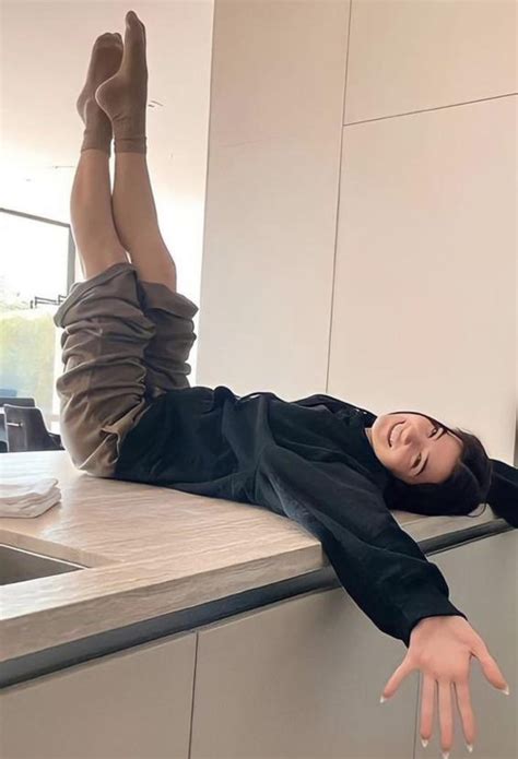 I Want Mommys Feet Wrapped Around My Dick So Bad 🥵 Rcharlidameliomommy