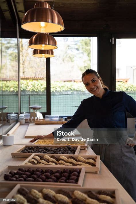 전형적인 이탈리아 신선한 파스타로 쟁반을 보여주는 아름다운 미소 짓는 여자 이탈리아에서 신선한 파스타를 만드는 젊은 중동 Sfoglina 사르데냐 컬러지온 박제 라비올리 및