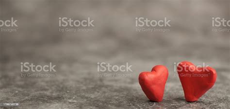 플라스틱에서 복고풍 스타일의 하트와 회색 시멘트 배경에 발렌타인 데이에 대한 축제 배경 봉지는 흰색과 분홍색의 신혼 부부 연인의 쌍입니다 0명에 대한 스톡 사진 및 기타