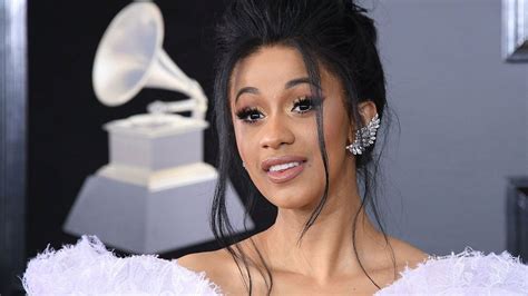 Во время выступления у певицы Карди Би треснул костюм 24СМИ