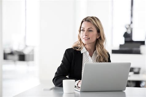 매력적인 장년 여성사업가인 사용하여 사무실에서 노트북을 여자 사업가에 대한 스톡 사진 및 기타 이미지 여자 사업가 노트북 먼 곳을 바라봄 Istock