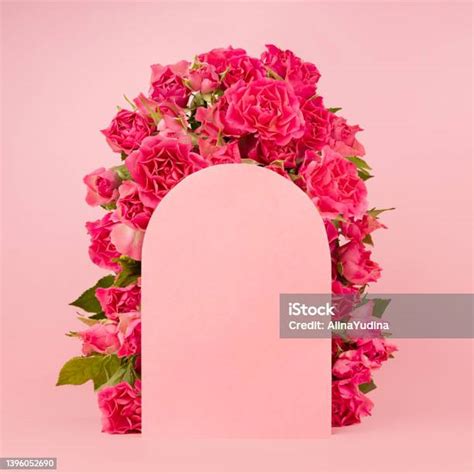 신선한 작은 장미의 아치의 우아한 프레임 프리젠 테이션 화장품 모형 사각형 근접 촬영을위한 핑크 무대의 추상 연단으로 결혼식 초대장 광고 디자인을위한 꽃 템플릿 가장자리에
