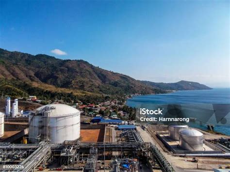 석유화학 공장 고 판 플라스틱 공장 인근 바다와 마운틴뷰 배경 석유화학 공장 재고 석유 연료에 대 한 많은 큰 저장 탱크와 물 처리로 풍경입니다 필리핀에 대한 스톡 사진 및