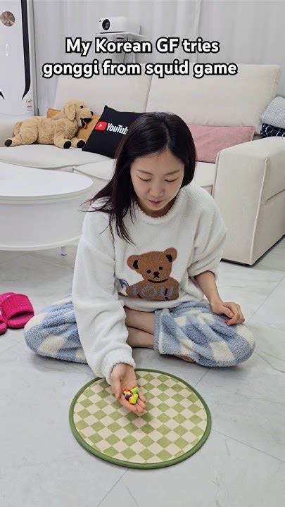 오징어게임에 나오는 공기놀이 직접 처음 본 외국인 남자친구 😲😲😲 Youtube