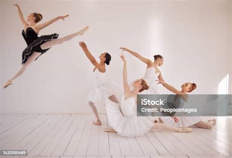 발레 점프 및 프로 스포츠 여성을위한 댄스 클래스 스튜디오 발레리나 리사이틀 훈련에서 여성 공연 예술 학생들 우아하고 열정적이며 활기찬 댄서 소녀가 공중에서 날고 있습니다