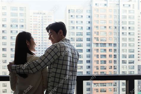 부동산정책 부동산 중개인 판매업 거래 신혼부부 부부 아파트 뒷모습 실루엣 미소 마주보기 위치묘사 이미지 Jv11988145 게티이미지뱅크