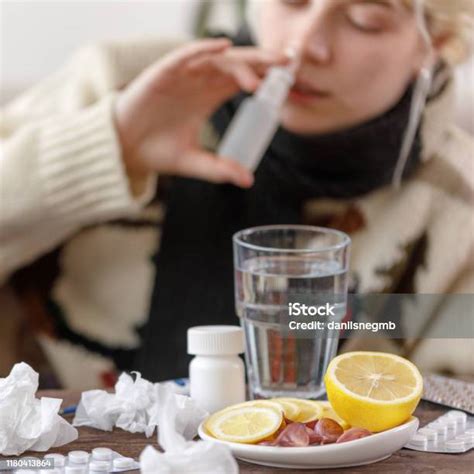 스웨터를 입은 소녀는 소파에 누워 아프다 감기와 독감 환자는 감기에 걸렸고 아프고 코에 방울을 사용합니다 건강에 해로운 소녀 감기와 독감에 대한 스톡 사진 및 기타 이미지