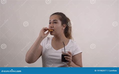Jovencita Fresca Con Camiseta Blanca Con Vaso De Cocacola Comiendo Patata Francesa Almacen De
