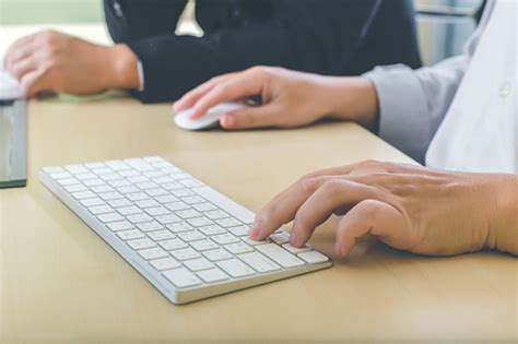 비즈니스 사람들은 새로운 스타트업 프로젝트로 작업하는 시간을 충족합니다 아이디어 프리젠 테이션 계획을 분석할 수 있습니다