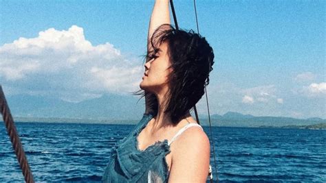 Most Pop Gaya Agnez Mo Tampil Natural Pakai Dress Menerawang Saat Di Bali