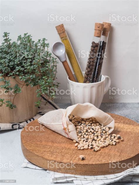 제로 폐기물 개념입니다 친환경 식품 세트입니다 유리 튜브에 향신료 나무 보드에 옷감 가방에 콩 및 나무 화분에 공장 가방에 대한 스톡 사진 및 기타 이미지 Istock