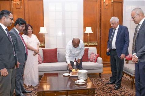 ජනපතිගෙන් කථානායකට උපන්දින කේක් ගෙඩියක් Lankadeepa Online