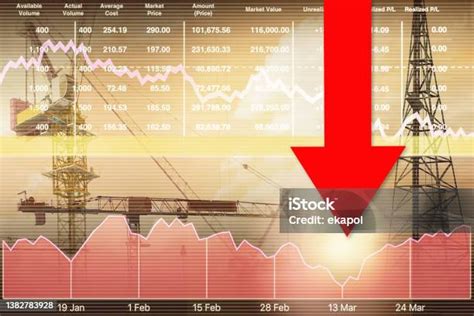 주식 금융 이미지 쇼 그래프와 건설 장비에 빨간색 화살표아래로 차트 기호는 산업 사업에 대한 투자를 아래로 경제를 의미 0명에 대한 스톡 사진 및 기타 이미지 Istock