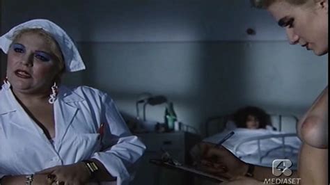 Raffaella Baracchi Desnuda En Snack Bar Budapest