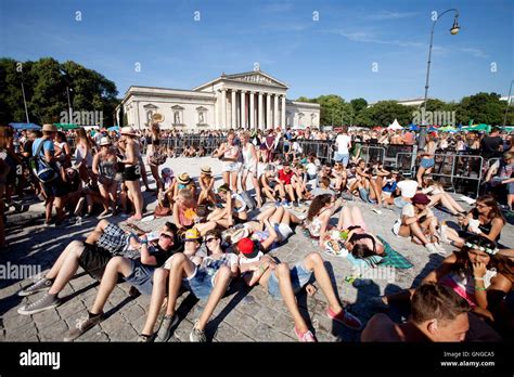 Oben Ohne Hi Res Stock Photography And Images Alamy