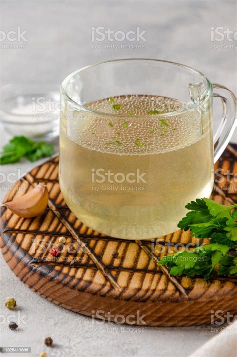 회색 콘크리트 배경에 나무 보드에 파슬리 마늘 및 기타 향신료와 유리 컵에 닭 국물 공간을 복사합니다 0명에 대한 스톡 사진 및 기타 이미지 Istock