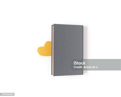 노란색 종이 하트는 흰색 배경에 회색 책에 있습니다 발렌타인 데이를위한 미니멀 한 개념 플랫 레이 맨 위 보기입니다 공간을 복사합니다 0명에 대한 스톡 사진 및 기타 이미지