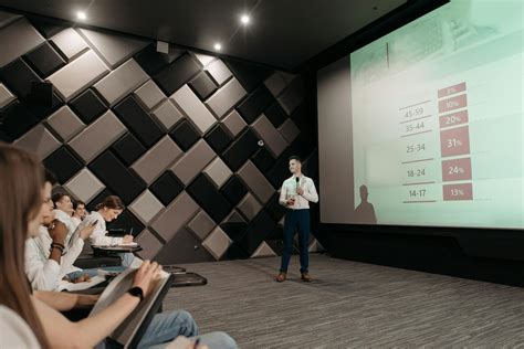 가리키는 간부 강의 격식있는 옷차림 경영 간부 관리자 기업 기업 연설 기조 넥타이 대중 연설 동기 부여 연설