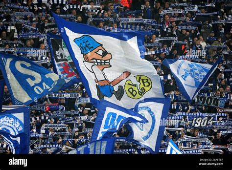 Schalke 04 Fans Fotos Und Bildmaterial In Hoher Auflösung Alamy