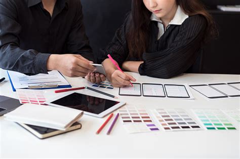 크리에이 티브 디자이너 팀 손 모바일 응답 웹사이트 개발 스마트폰 화면에 와이어 프레임 스케치 레이아웃 디자인 이랑 Ui Ux가 개발을 위한 스크린의 스케치 2명에 대한