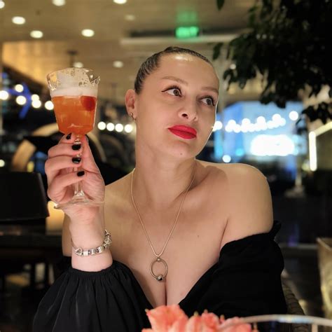 კიდევ გაგიღიმებ დიდი სიყვარულით ძველი წელიწადი როცა აბარგდება რადგან კალენდარზე ბევრი სევდა