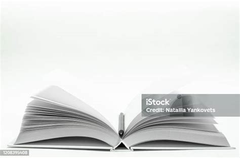 흰색 질감 종이 배경에 닫힌 빈 사각형 책과 검은 연필의 모형 0명에 대한 스톡 사진 및 기타 이미지 0명 교과서 교육 Istock