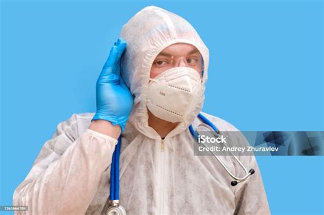 스튜디오 블루 배경에 고글과 얼굴 마스크가달린 보호복 유니폼을 입은 남자 의사 메딕 N95 호흡보호구 및 안전 안경을 착용한 흰색 항바이러스 보호복을 입은 구급대원 40