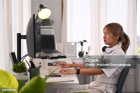 젊은 It 전문가 여성이 대형 곡선 모니터에서 디버깅 시스템을 확인하고 신생 기업 사무실에서 일합니다 20 24세에 대한 스톡