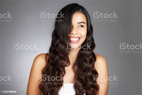 헤어 케어 여성 아름다움 자연스러운 빛 회색 스튜디오 배경에 대한 빛 여성 소녀 및 헤어 스타일은 웰빙 자신감 있고 미학은 고급 몸단장 치료 및 살롱 루틴을 위해 사용됩니다