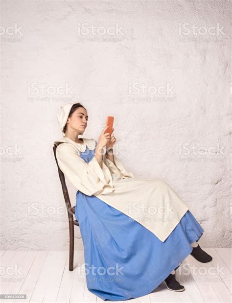 코르 셋 드레스와 모자를 착용 하는 역사적인 제복에서 중세 여자 신데렐라에 대한 스톡 사진 및 기타 이미지 신데렐라 르네상스 여자 Istock