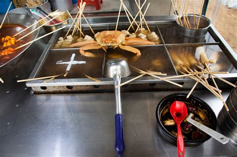 현지 호커 노점 길거리 음식 바자회에서 한국 전통 미식가 오뎅떡볶이와 어묵과 타라바 킹크랩을 곁들인 여행자를 위해 방문하는 사람들은 부산이나 부산에서 음료를 먹고 대한민국