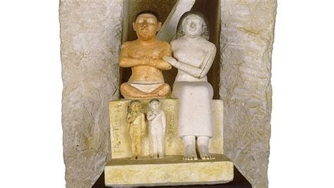 المتحف المصري بالتحرير يعرض مجموعة تماثيل للقزم سنب وعائلته