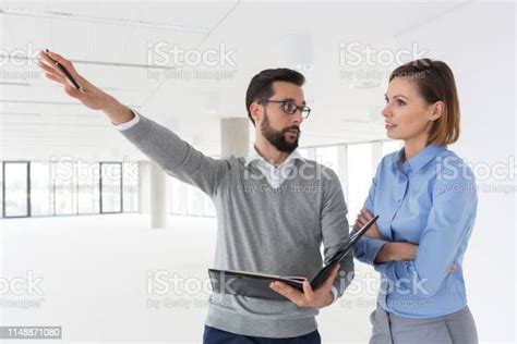 새로운 사무실에서 동료를 설명 하는 파일을 가진 사업가 계획에 대한 스톡 사진 및 기타 이미지 계획 기업 비즈니스 기업가