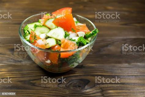 신선한 샐러드와 토마토 오이 양파 파 슬 리와 딜 나무 테이블에 유리 그릇에 0명에 대한 스톡 사진 및 기타 이미지 0명 건강한 식생활 그릇 Istock
